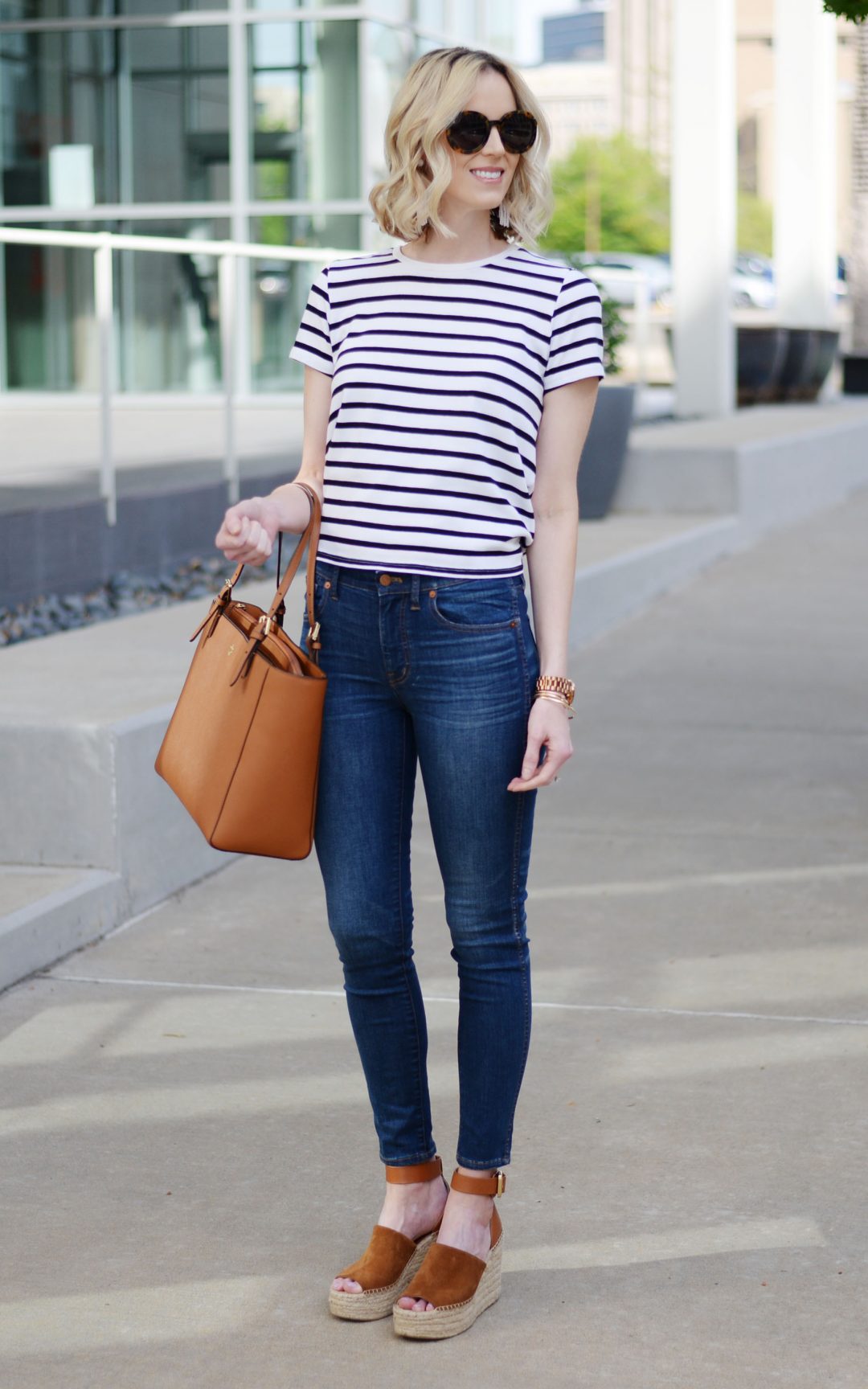 How to Create a Stylish Mom Friendly Outfit in 5 Easy Steps - Straight ...