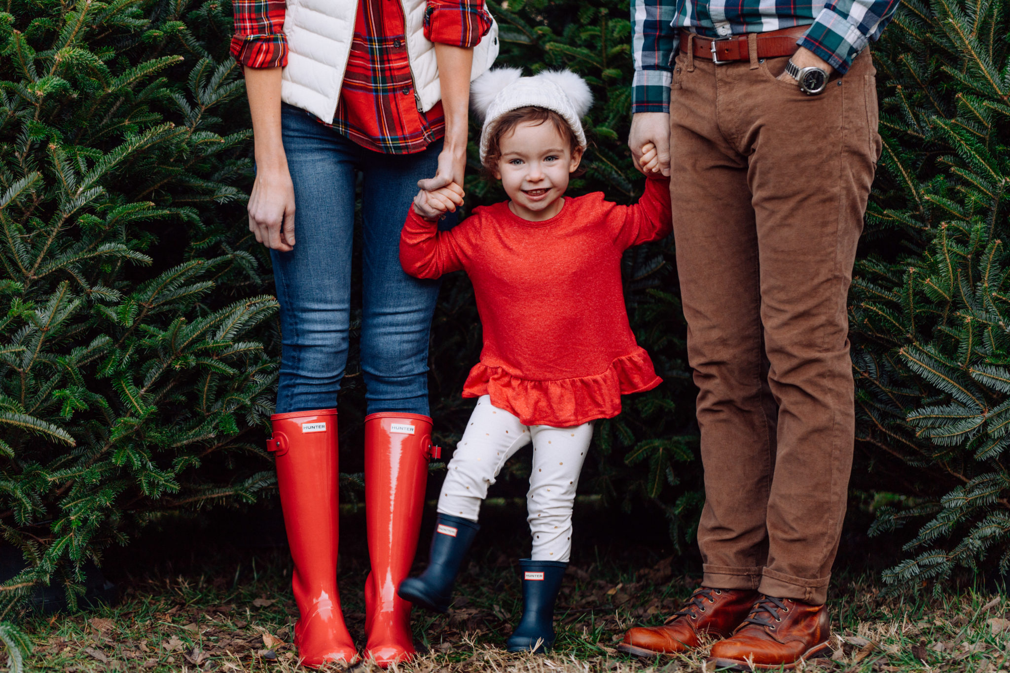 What to Wear for Family Christmas Tree Farm Photos - Straight A Style